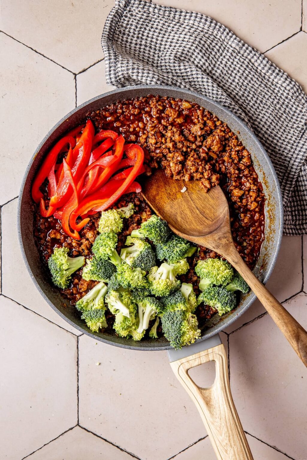 FIRECRACKER BEEF AND VEGGIE NOODLE BOWLS