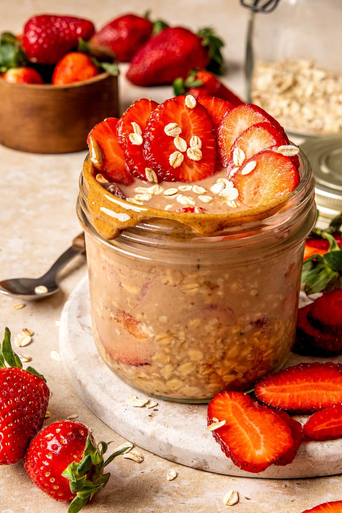 PROTEIN-RICH CHOCOLATE STRAWBERRY OVERNIGHT OATS